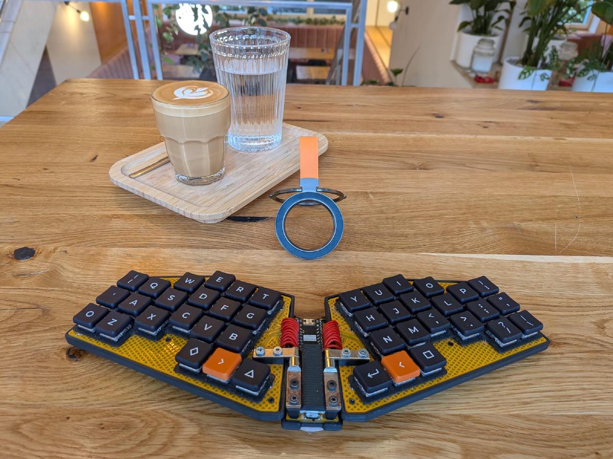 Foldable keyboard with friction hinges | kumekay